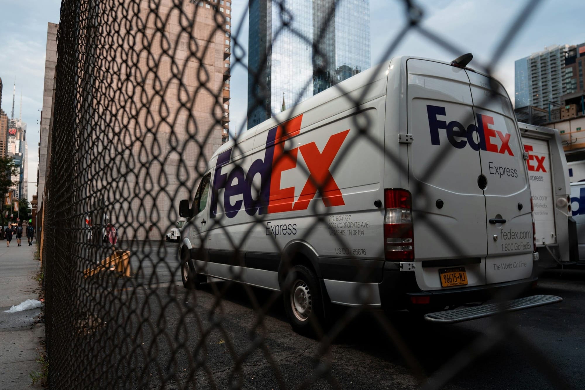 Fedex uses AI to deliver "high-quality service" after firing 22,000 humans